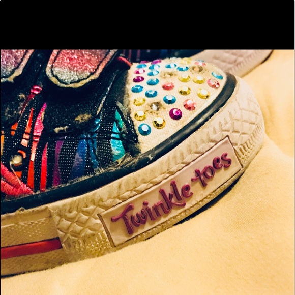 Skechers | Shoes | Skecherstwinkle Toes Kids 5 Blk Graffiti Snkr | Poshmark